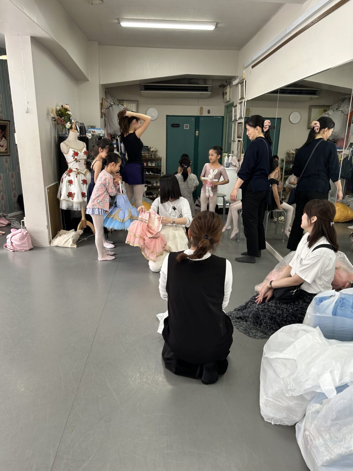 スタジオの衣裳フィッティング | mikaバレエスタジオ